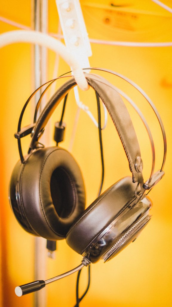 Guide To Getting The Best Office Headphones With Microphone - Welp Magazine
